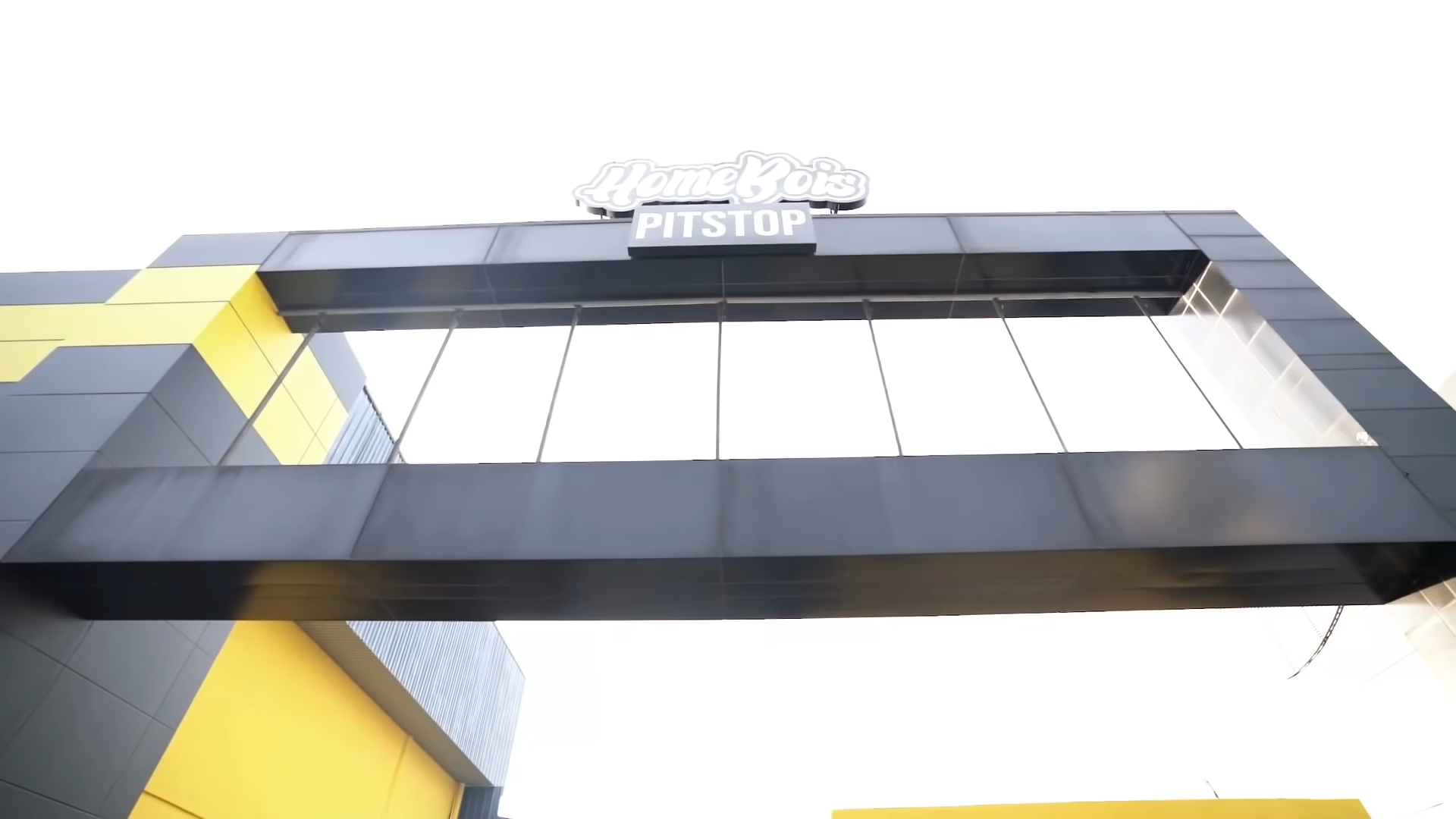 Tonton M4 di HomeBois Pitstop, daftar sekarang untuk peluang memenangi hadiah eksklusif MLBB ...